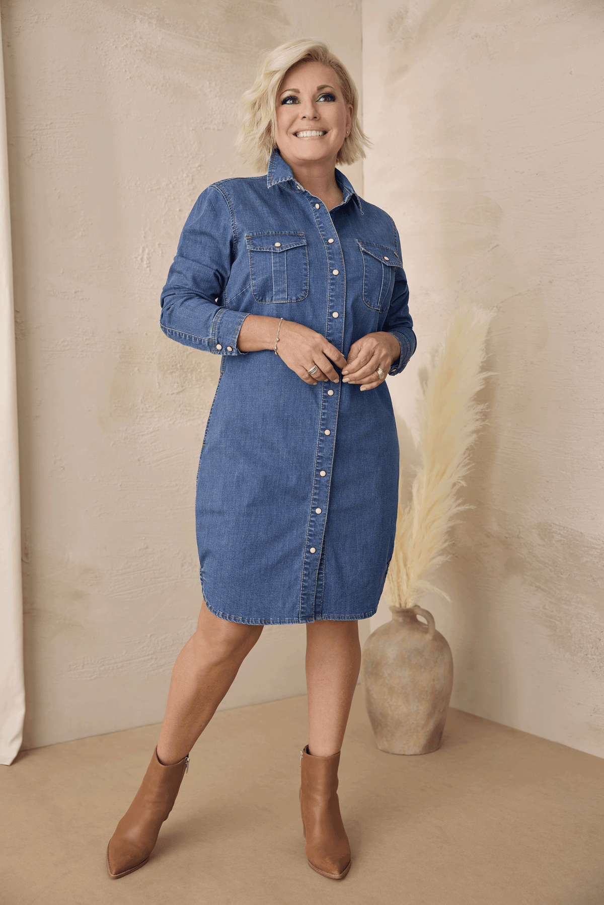Robe chemise en denim avec poches de la Collection Guylaine chez Marise